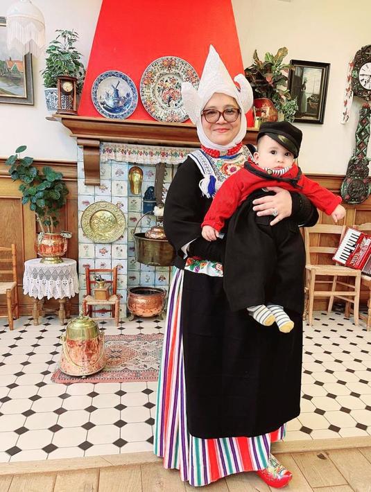 Menggemaskan, Ukkasya Pemotretan Dengan Baju Khas Belanda - Photo ...