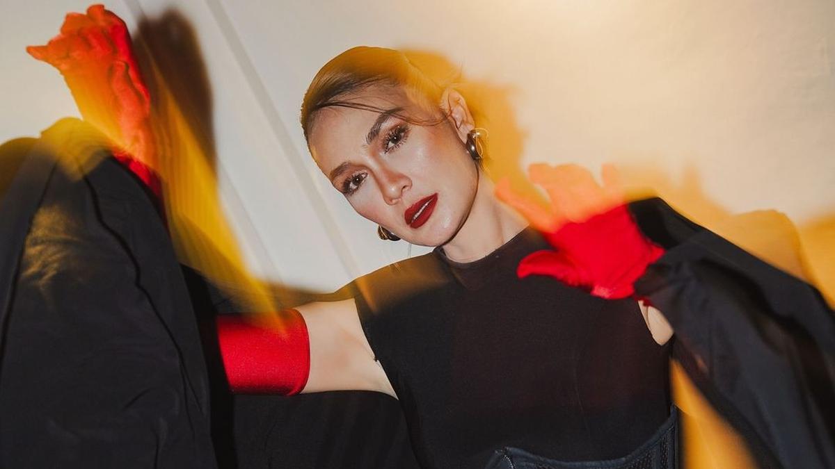 Luna Maya dan Darius Sinathrya Jalani Adegan Dewasa dalam Serial Main ...