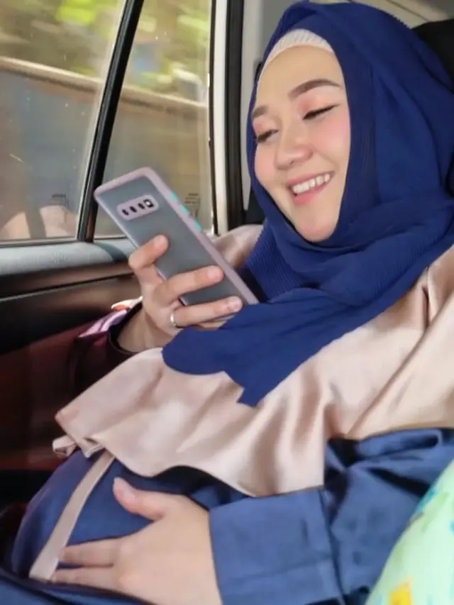 Lama Tak Terdengar, Ini 6 Potret Terbaru Sulis yang Baru Melahirkan Anak Kedua - Hot Liputan6.com