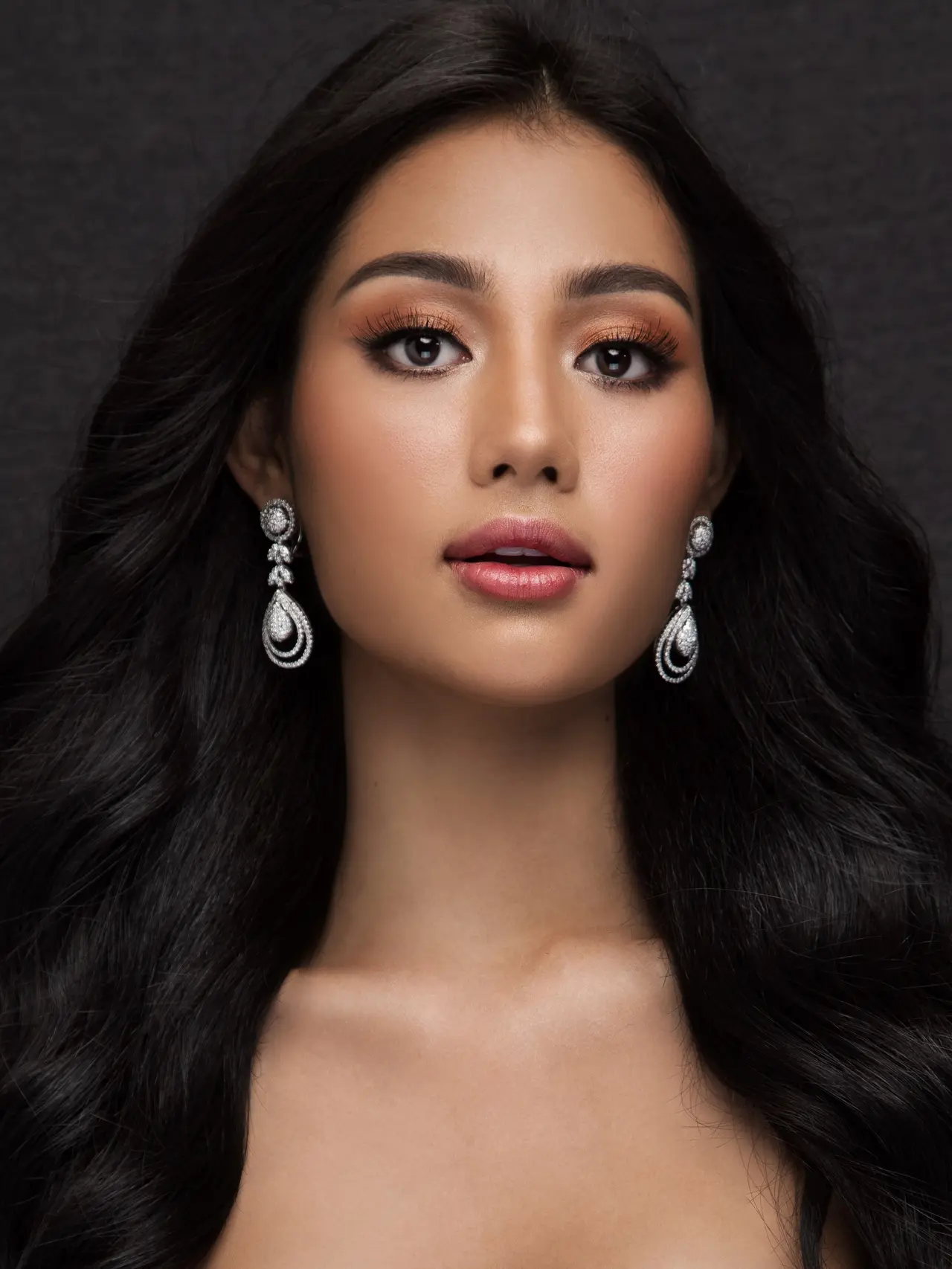 Swe Zin Htet, Wakil Myanmar di Miss Universe 2019 Mengaku sebagai ...
