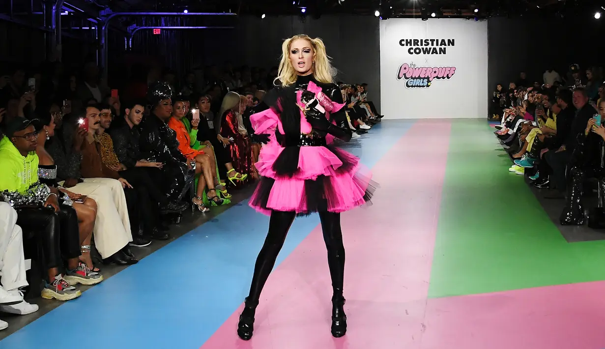 FOTO: Paris Hilton Bawa Anjing Lucu Saat Fashion Show di LA - Foto ...
