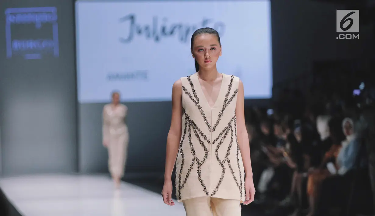 PHOTO: Delapan Rancangan Busana Embrace Karya Julianto Hadirkan di JFW ...