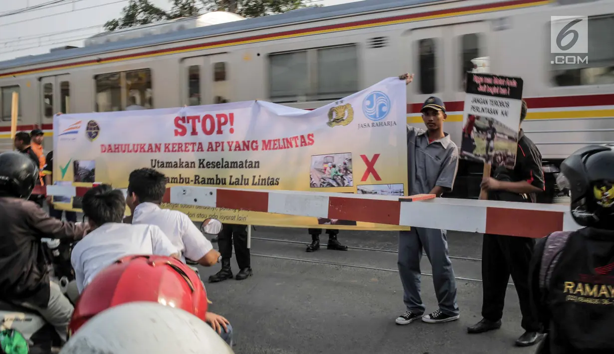 FOTO: Banyak Kecelakaan, KAI Sosialisasi Tertib Lalu Lintas di Perlintasan Kereta Bukit Duri ...