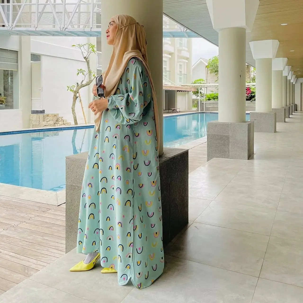 Potret April Jasmine Istri Ustaz Solmed Kenakan Gamis Motif Bunga Nyentrik Hot Liputan Com