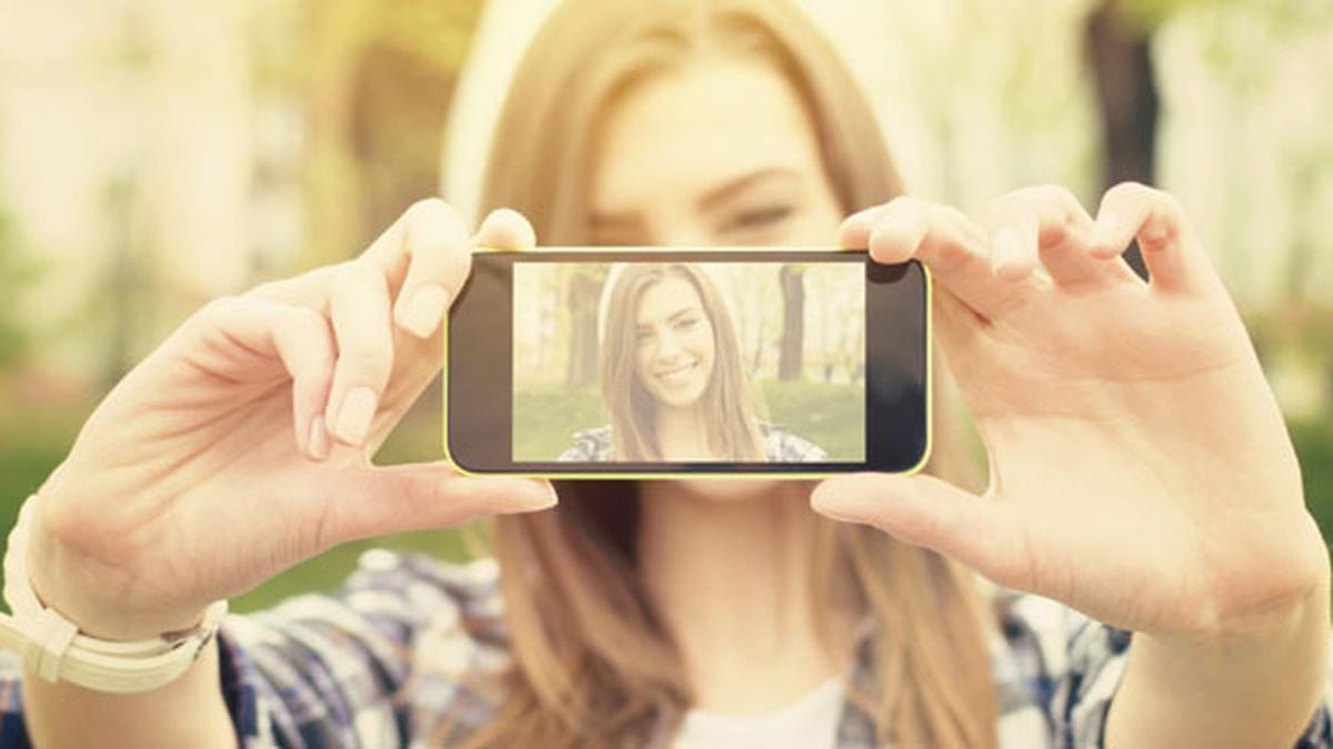 Bahaya! Ternyata Kebanyakan Selfie Bisa Buatmu Cepat Tua - Beauty ...