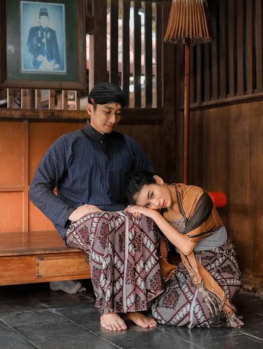 FOTO: Gaya Ina Marika dan Rezca Syam dalam Busana Adat Jawa yang ...