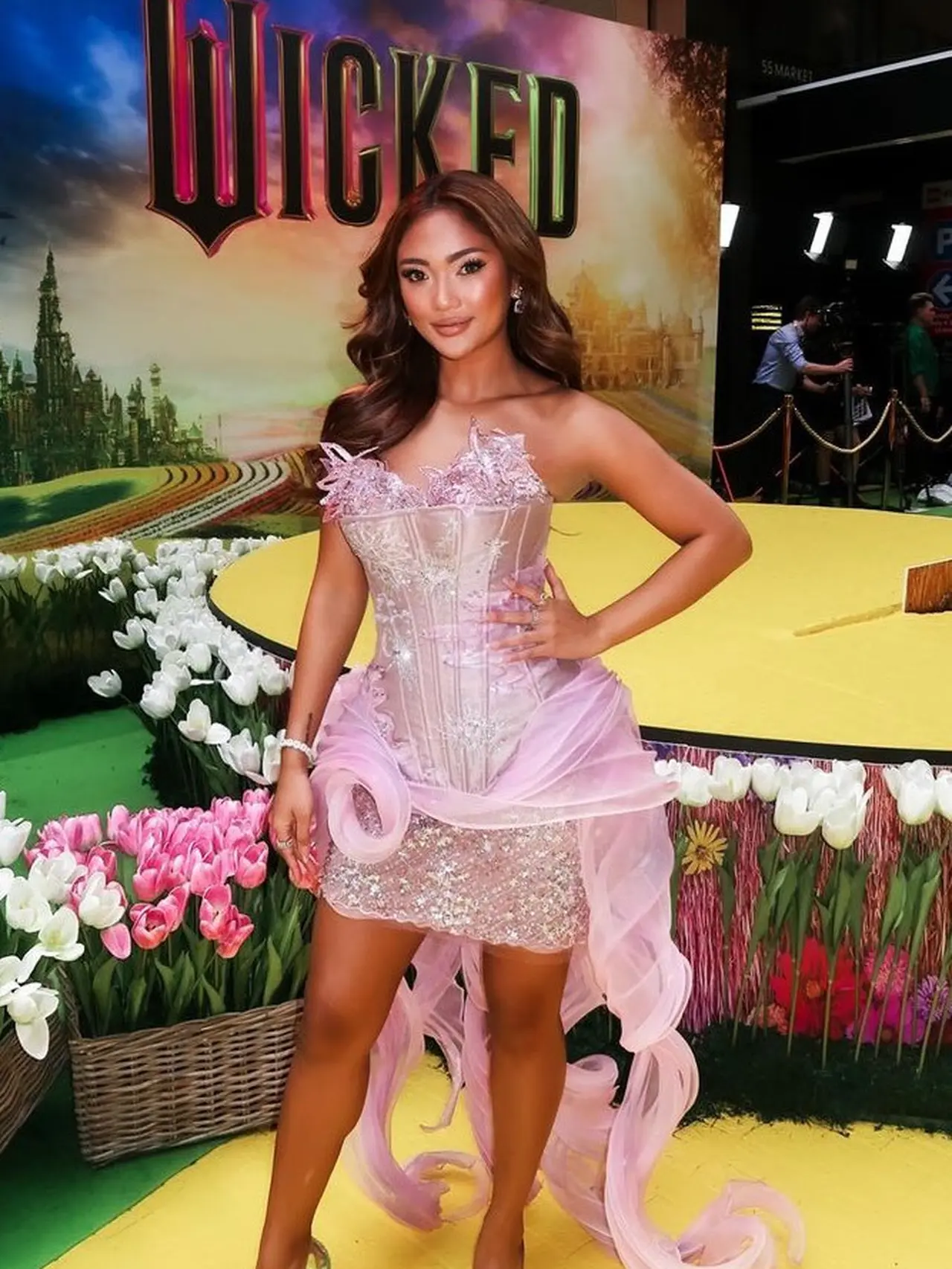 6 Potret Tampilan Marion Jola Kenakan Tenun Nusa Tenggara saat Interview Pemain Film Wicked ...