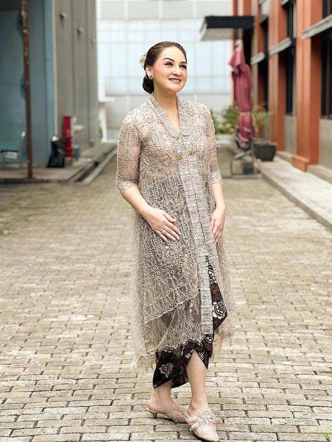 Pesona Ayu Mona Ratuliu yang Berparas Bule, Kondangan Pakai Kebaya dan ...