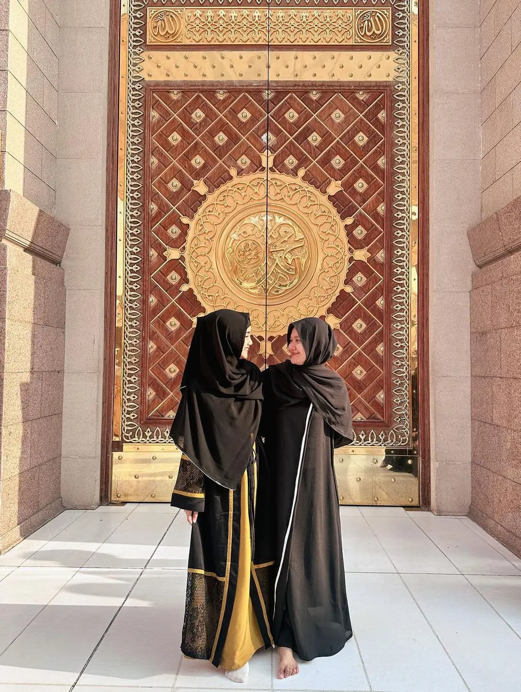 6 Potret Gaya Fuji Berangkat Umrah, Tampil Menawan dengan Gamis dan Hijab - Photo Fimela.com