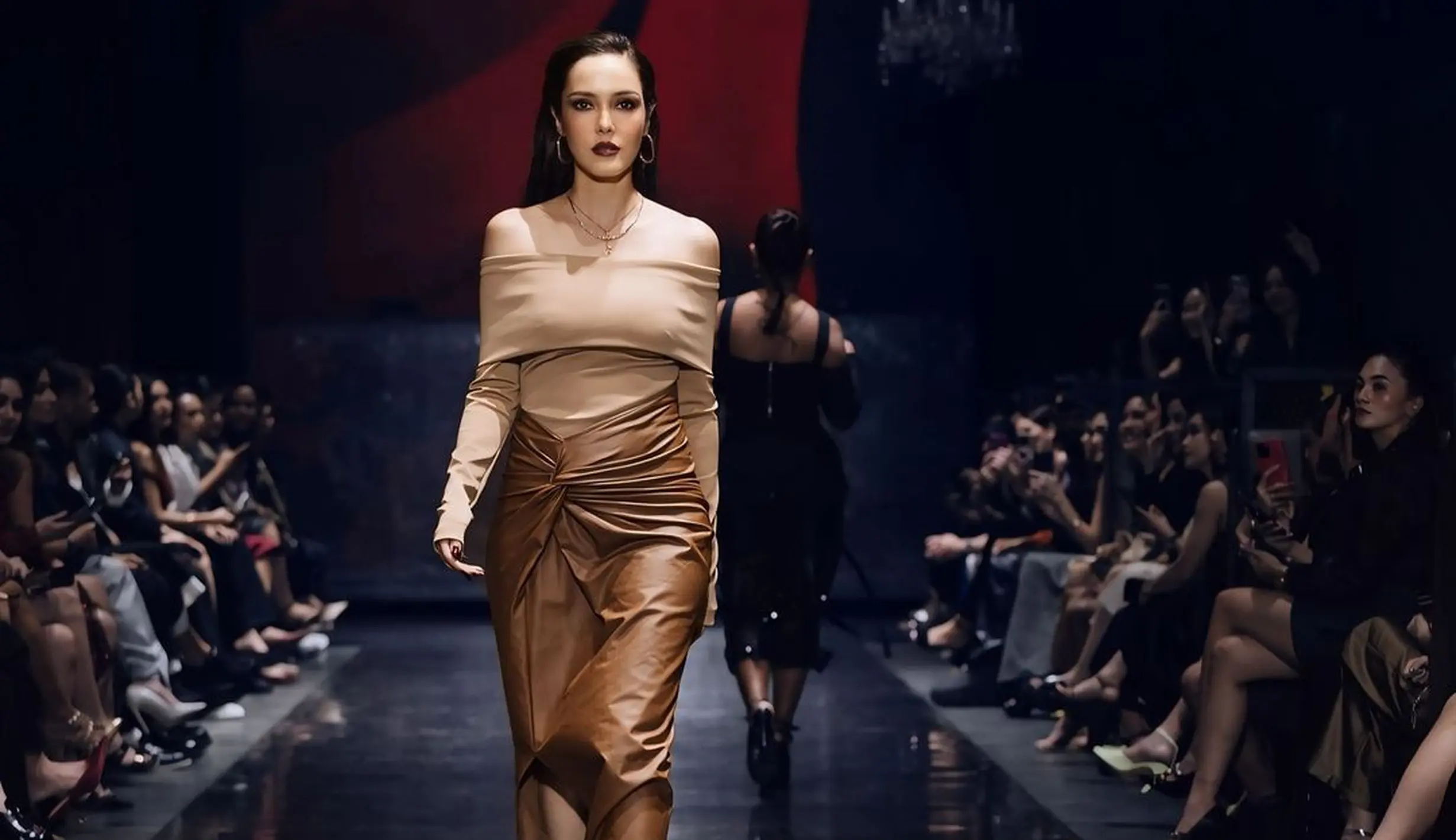 Pesona Memikat Cathy Sharon Berjalan di Catwalk, Tampil Bak Supermodel ...