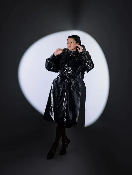 Inspirasi Gaya All Black Outfit ala Susan Sameh, Tampil Menawan - Foto ...