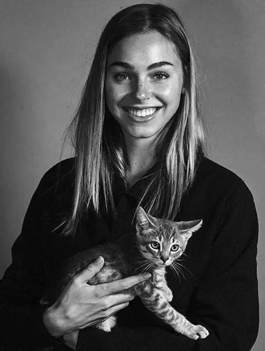 Elizabeth Turner Pacar Baru Leonardo DiCaprio? - Photo Fimela.com