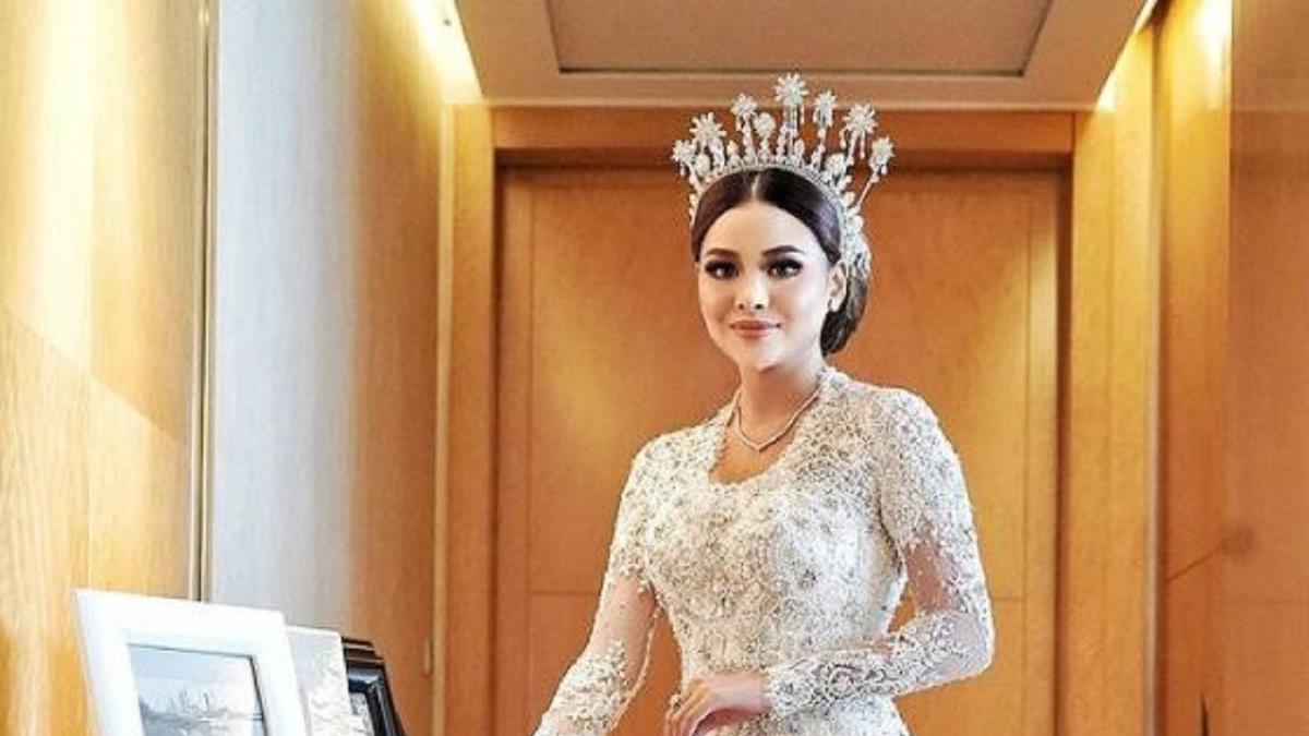 Kebaya Pernikahan Aurel Hermansyah Berkonsep Tradisional Klasik dengan Balutan Kristal Swarovski ...
