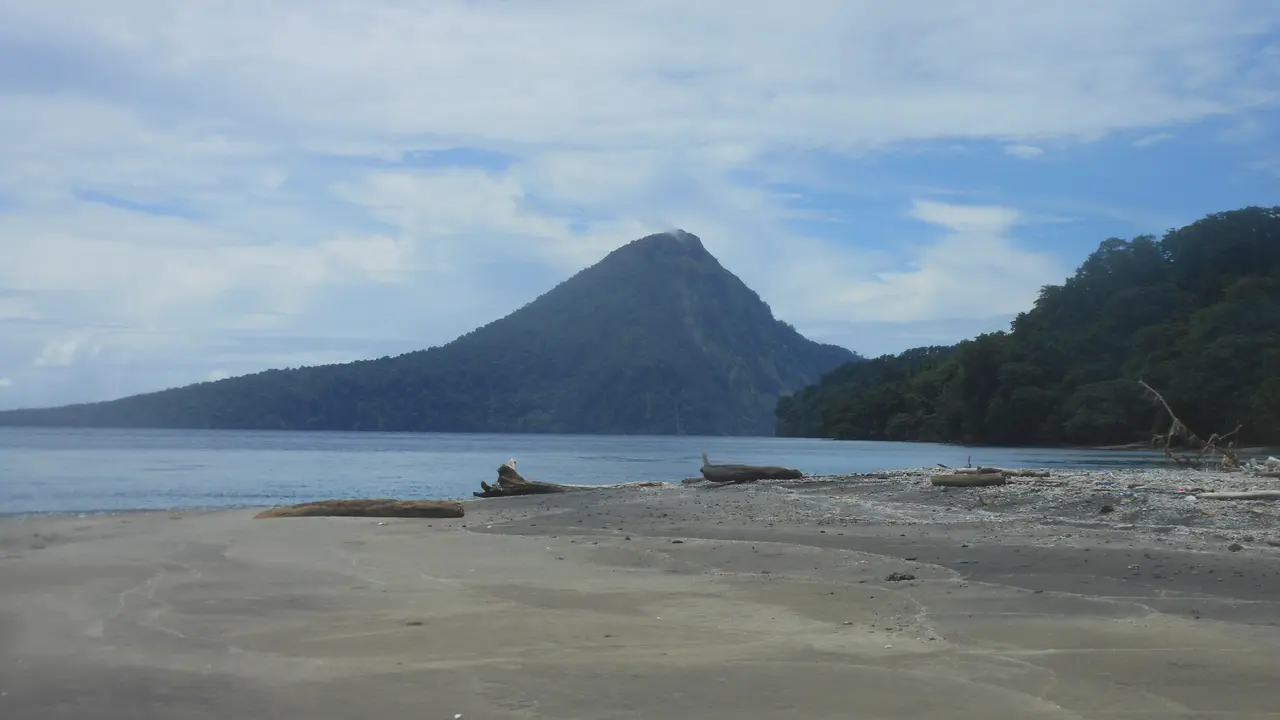 6 Fakta Menarik Gunung Rakata yang Terletak di Selatan Gunung Anak ...