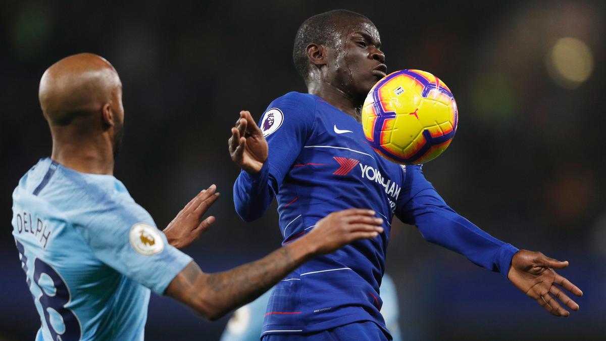 PSG Belum Menyerah Kejar N'Golo Kante - Dunia Bola.com