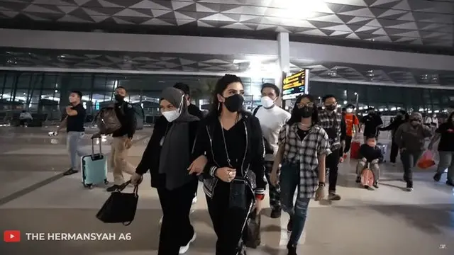 Kepergok Gandengan Tangan, Ini 6 Potret Manis Fuji dan Thariq ...