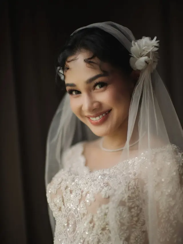 5 Potret Detail Gaun Andien di Perayaan 10 Tahun Pernikahan, Tema ...