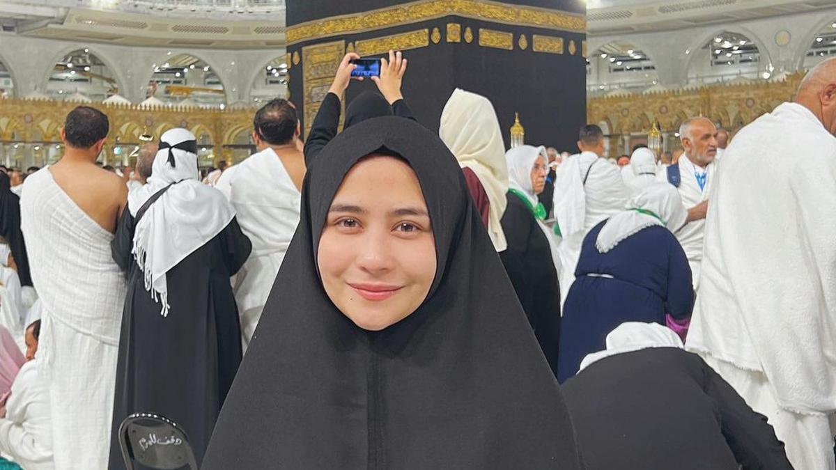 Tangis Prilly Latuconsina Pecah Di Hari Terakhir Umrah Teringat
