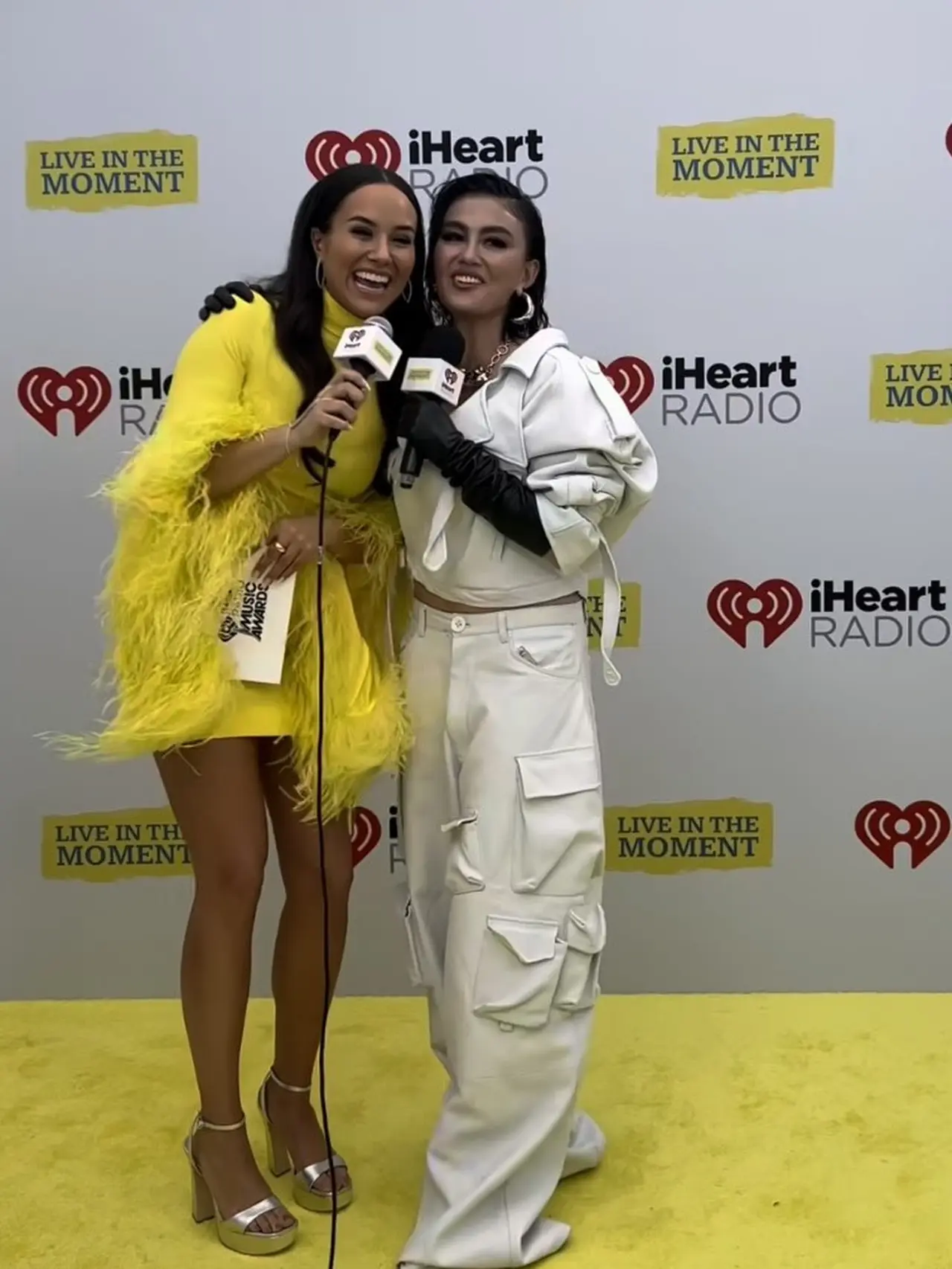 6 Tampilan Edge Agnez Mo Serba Putih dengan Aksesori Silver saat Hadir si Penghargaan Musik ...