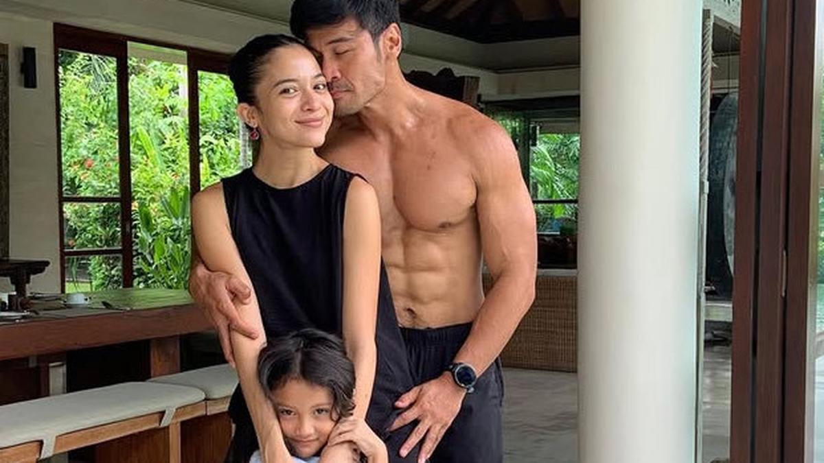 6 Potret Keceriaan Putri Marino Bersama Suami dan Putrinya di ...