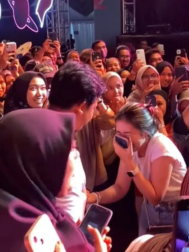 Momen Raisa Kasih Fans Cincin Saat Manggung Supaya Balikan, Penonton Lain Heboh - Hot Liputan6.com