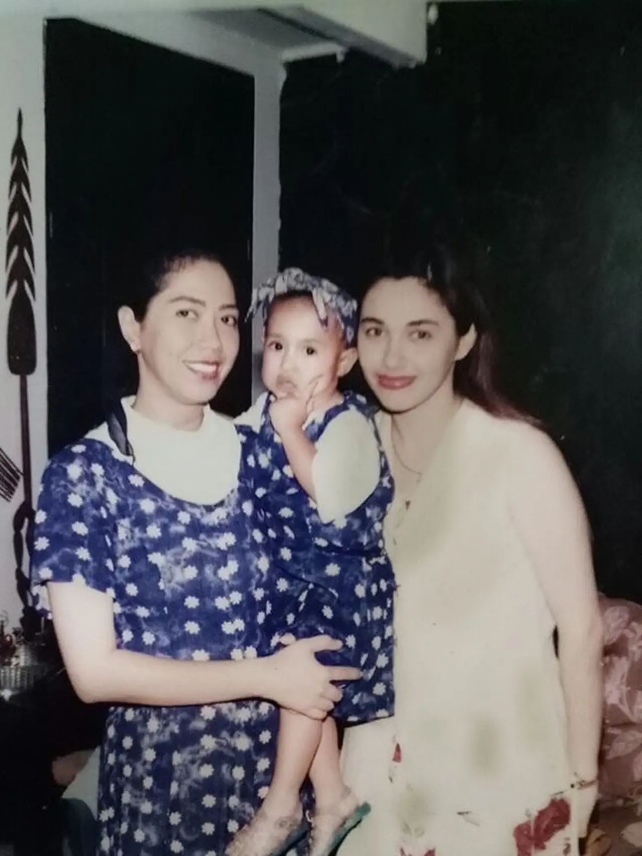 6 Potret Kedekatan Nia Zulkarnaen dan Anak Angkatnya yang Jarang ...