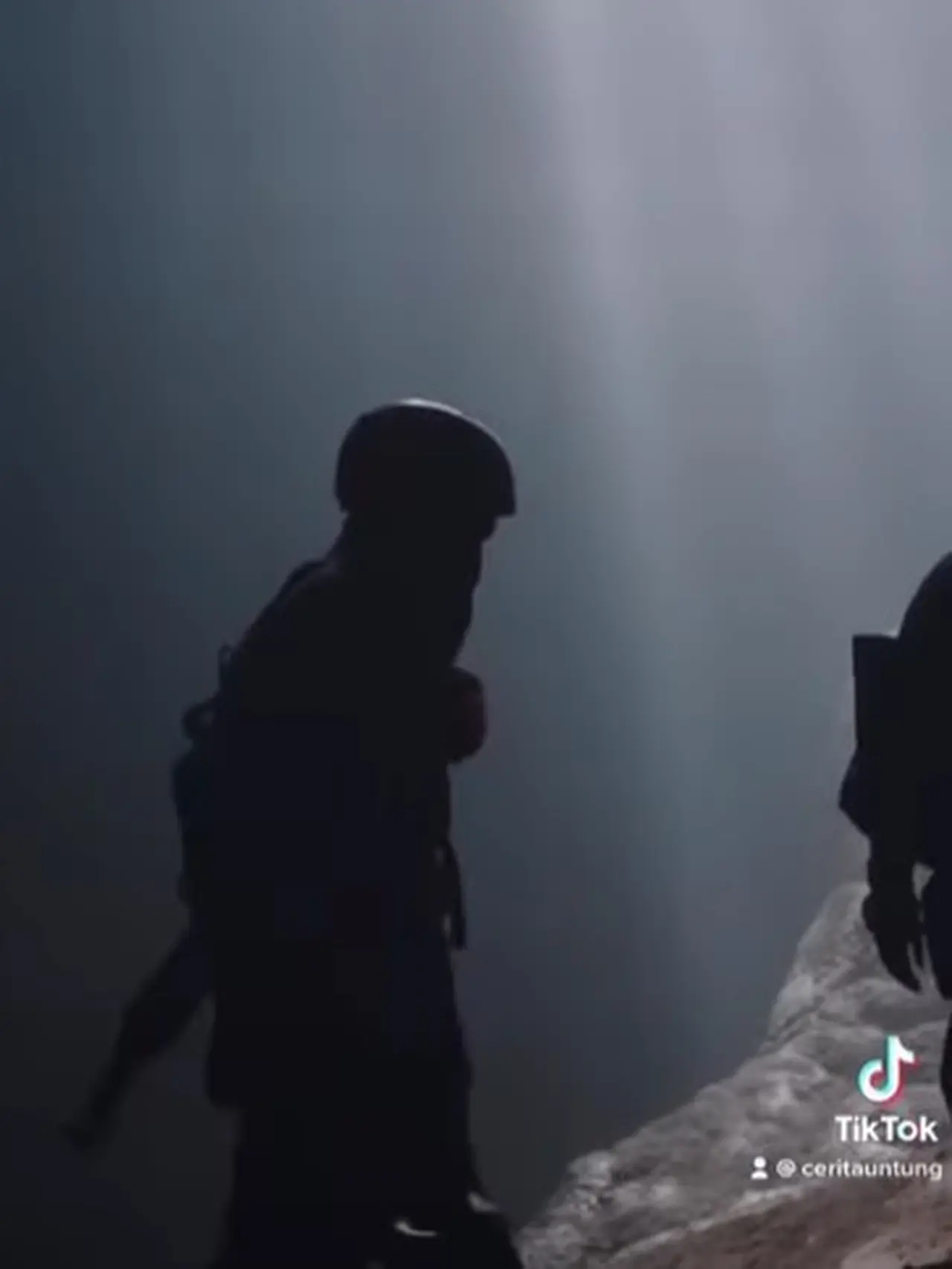 10 Potret Arie Untung dan Keluarga Nikmati Goa Sedalam 90 Meter, Indah ...