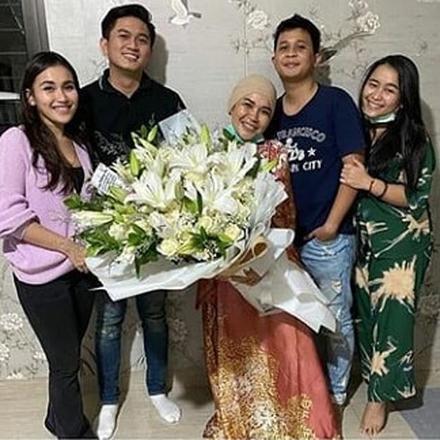 6 Potret Kedekatan Ibu Ayu Ting Ting dan Adit Jayusman, Calon Menantu ...
