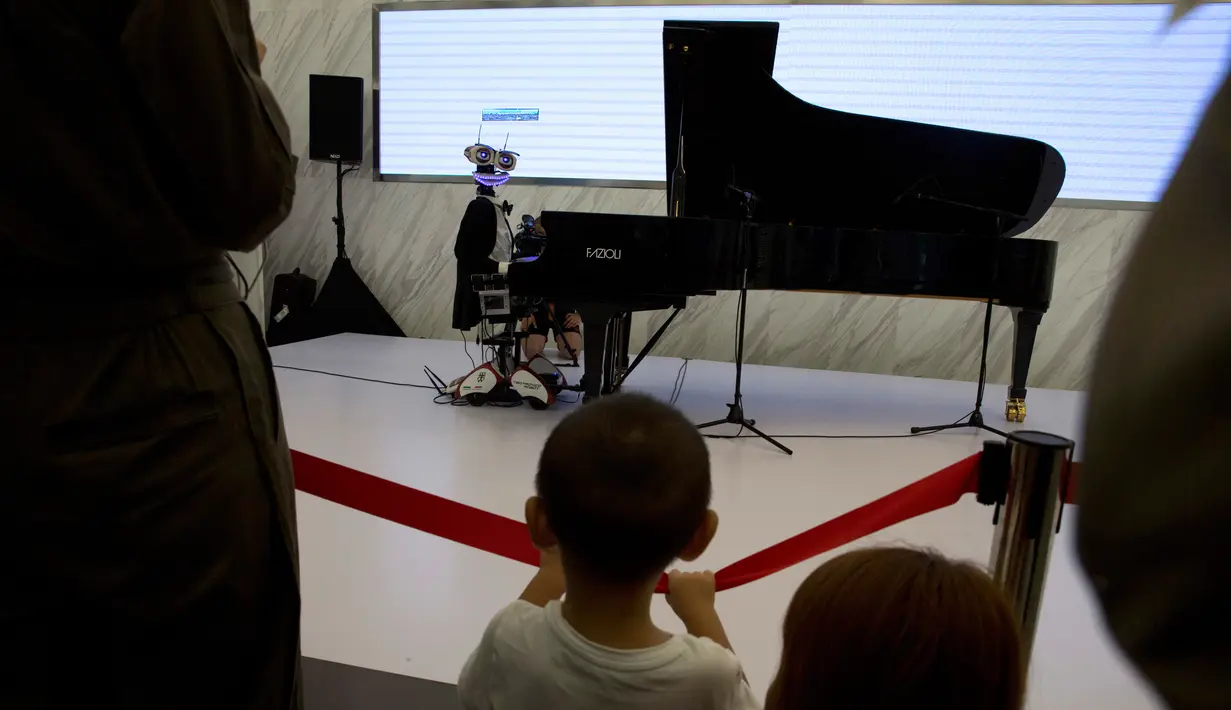 PHOTO: Mahir Bernyanyi, Robot Piano Ini Pikat Pengunjung Konferensi ...