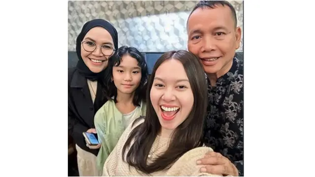 6 Potret Keluarga Ayu Ting Ting dan Lettu Fardhana Buka Puasa Bareng, Penuh Hangat - Hot ...