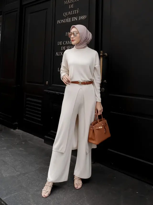 6 Gaya Padu Padan Hijab dan Celana ala Melody Prima, Modis tapi Tetap ...