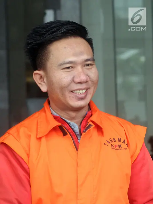 FOTO: Ekspresi Sekretaris Dinas PUPR Mesuji Usai Diperiksa KPK - Foto Liputan6.com