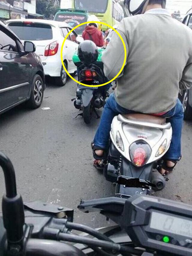 6 Kelakuan Driver Ojek Online saat Berhenti di Lampu Merah Ini Bikin Tepuk Jidat - Hot Liputan6.com