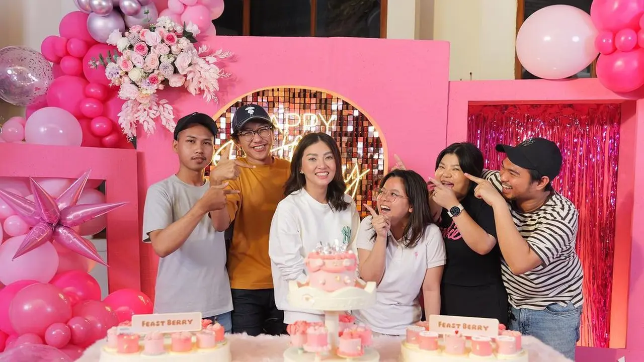 7 Potret Ultah Sarwendah yang Meriah dengan Nuansa Pink, Dipuji Makin Cantik di Usia 34 Tahun ...
