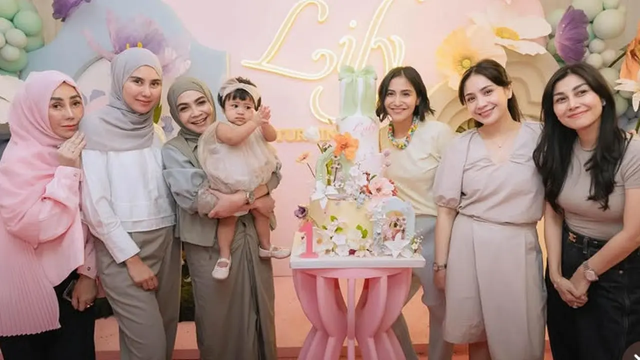Tampilan Lily Putri Nagita Slavina Jadi Baby Dior dengan Total Outfit ...