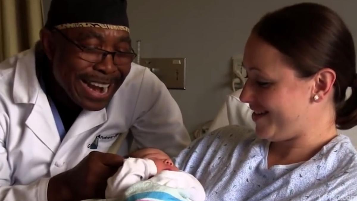 Dokter Kandungan Ini Selalu Nyanyi Tiap Ada Bayi Lahir - Health ...