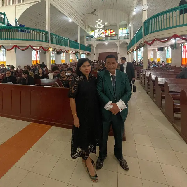 7 Potret Mesra Hotman Paris dan Istri yang Jarang Tersorot - Hot Liputan6.com