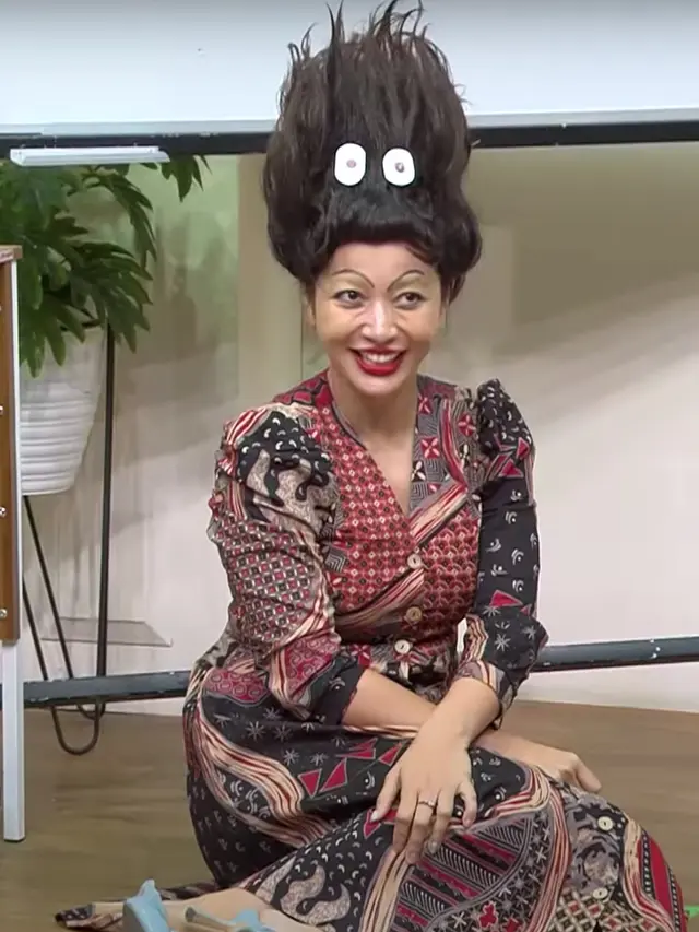 6 Potret Hesti Purwadinata Cantik Natural Ala Acara Lawak, Warna Eye Shadow-nya Secerah Masa ...