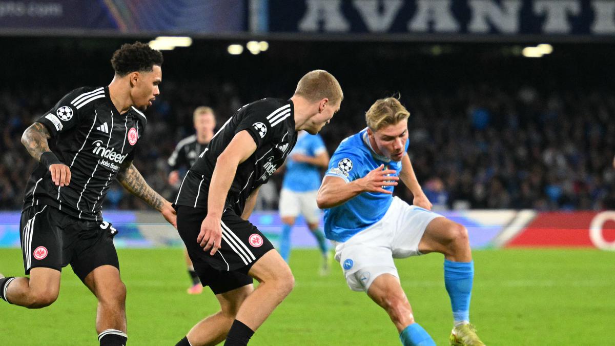 Rasmus Hojlund Bangkit di Italia: Ketika MU Menutup Pintu, Napoli ...