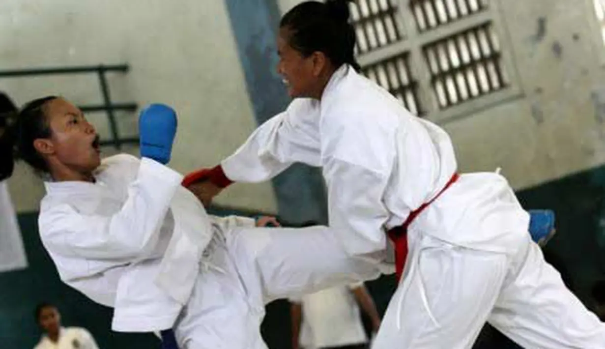 Atlet Karate bertanding saat Seleknas Karate di Jakarta, Minggu (11/3 ...