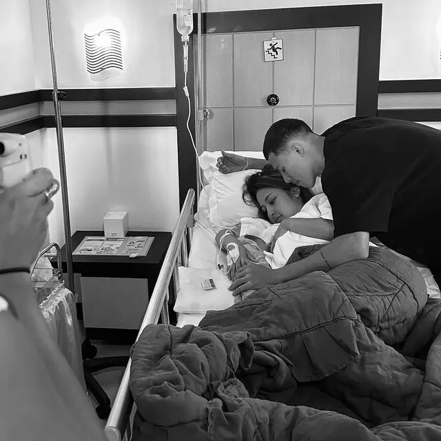 Jennifer Coppen Melahirkan di Usia 22 Tahun, Pamer Potret Menyusui ...