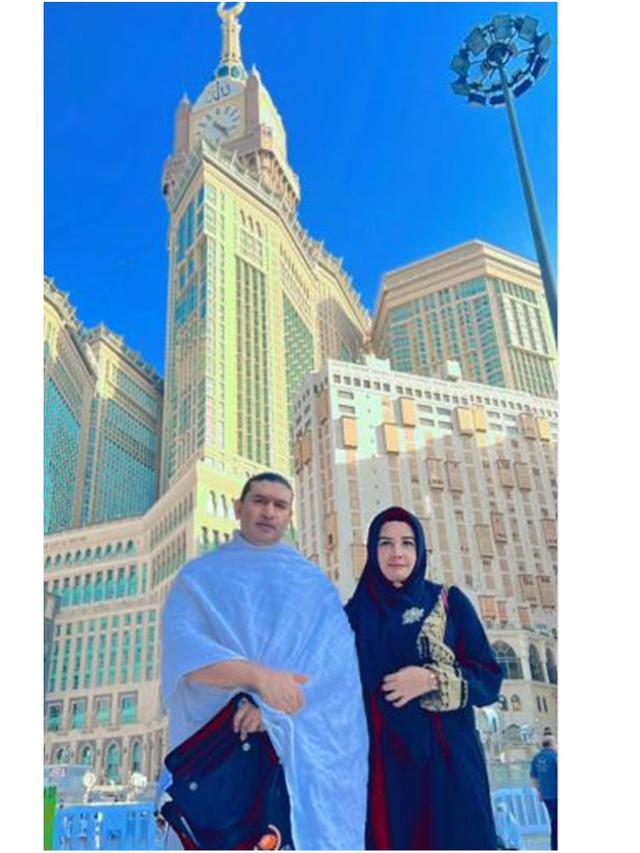 6 Potret Fadia A Rafiq Jalani Umrah Bareng Sang Suami, Semakin Harmonis