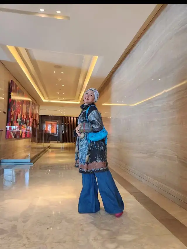 Potret Viona Istri Eko Patrio saat Pakai Batik dan Hijab Turban ...