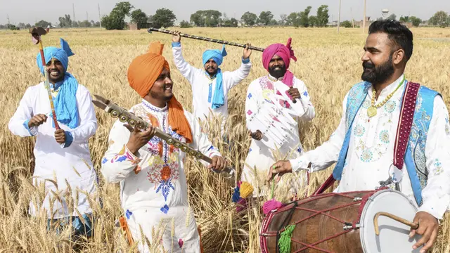 Potret Unik Para Penari India di Ladang Gandum Sambut Panen Raya ...