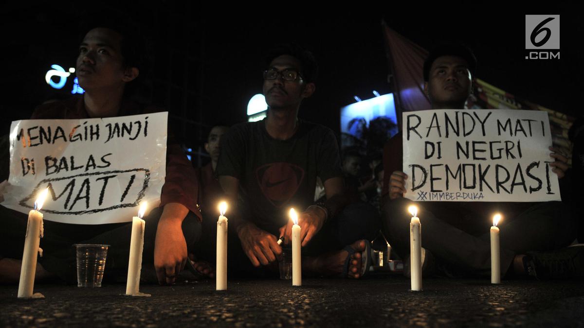 FOTO: Salat Gaib dan Lilin Duka Cita untuk Randy - Foto Liputan6.com