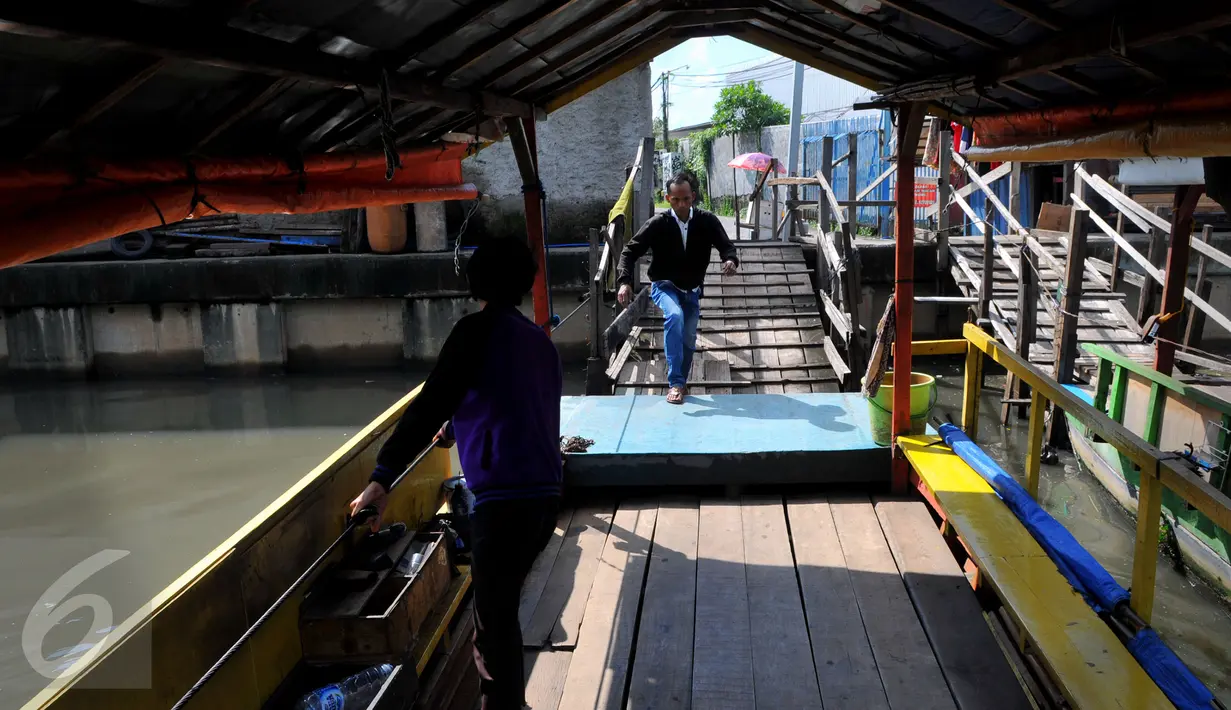 Perahu Getek Masih Menjadi Transportasi Idaman Warga Jakarta - Foto ...