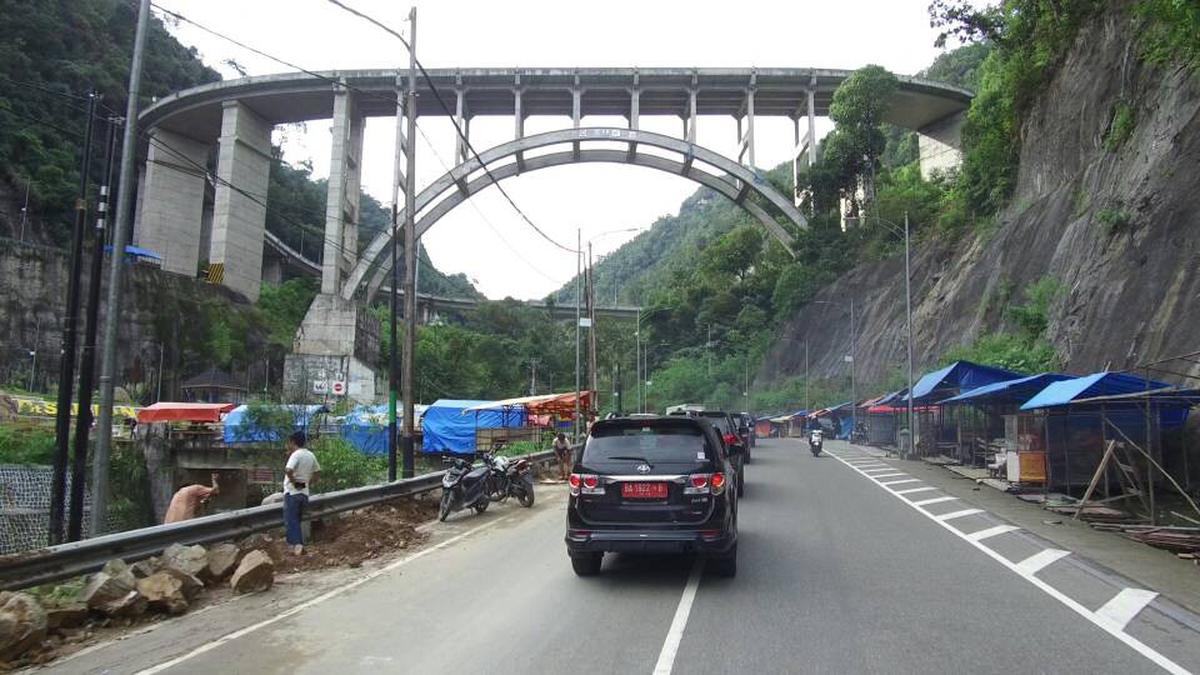 Jalan Sempit, Waspadai Macet Jalur Sumbar - Riau - Regional Liputan6.com