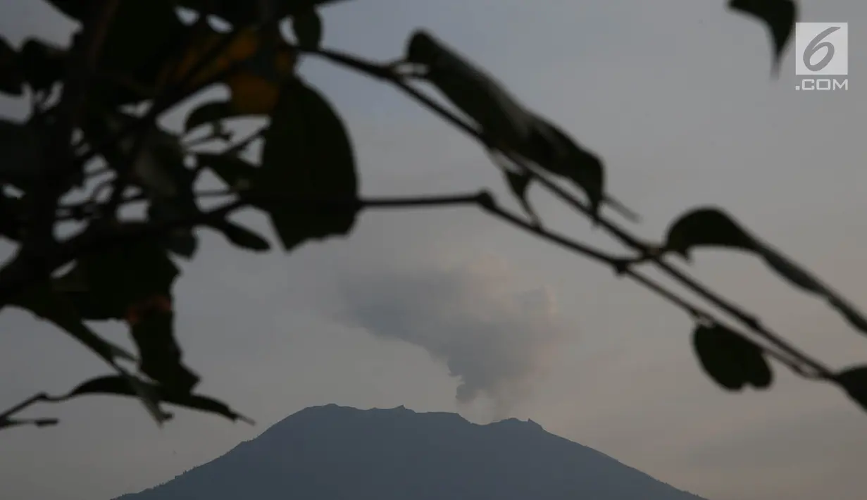PHOTO: Gunung Agung Pagi Ini Kembali Keluarkan Asap Putih - Foto ...