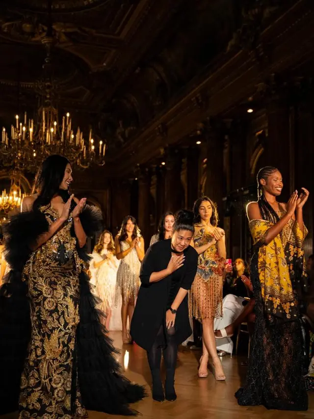 Desainer Crystal Clarissa Rayakan Hari Batik Nasional 2023, Pamer ...