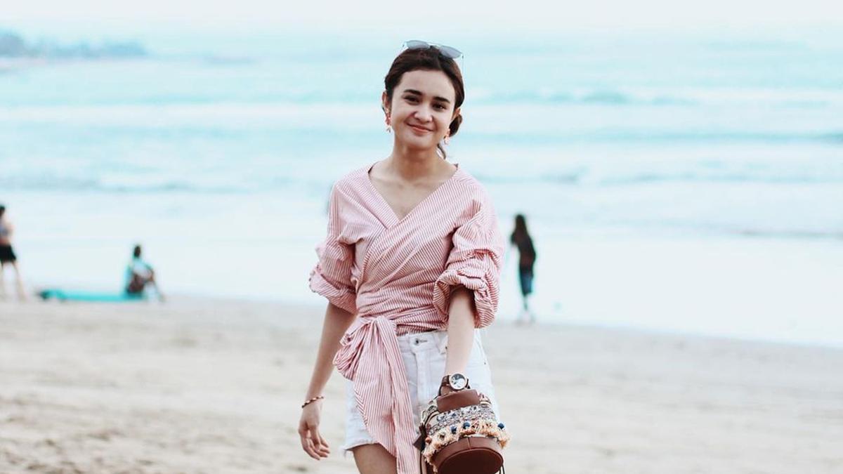 Michelle Ziudith Berfoto dengan Latar Belakang Keindahan Laut, Sama ...